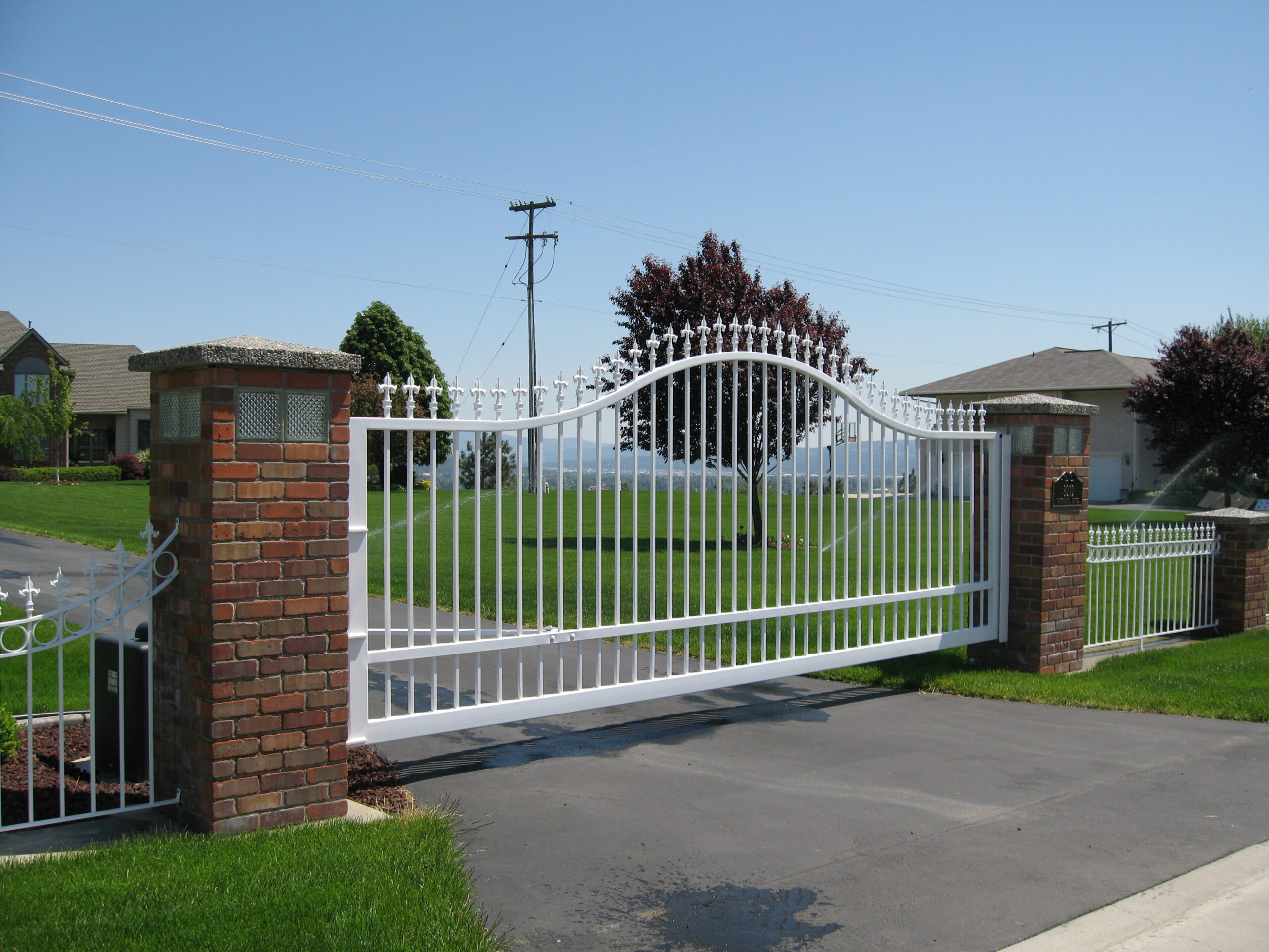 EXTENDED PICKET ARCH TOP WHITE SINGLE SWING | Northwest Fence Company